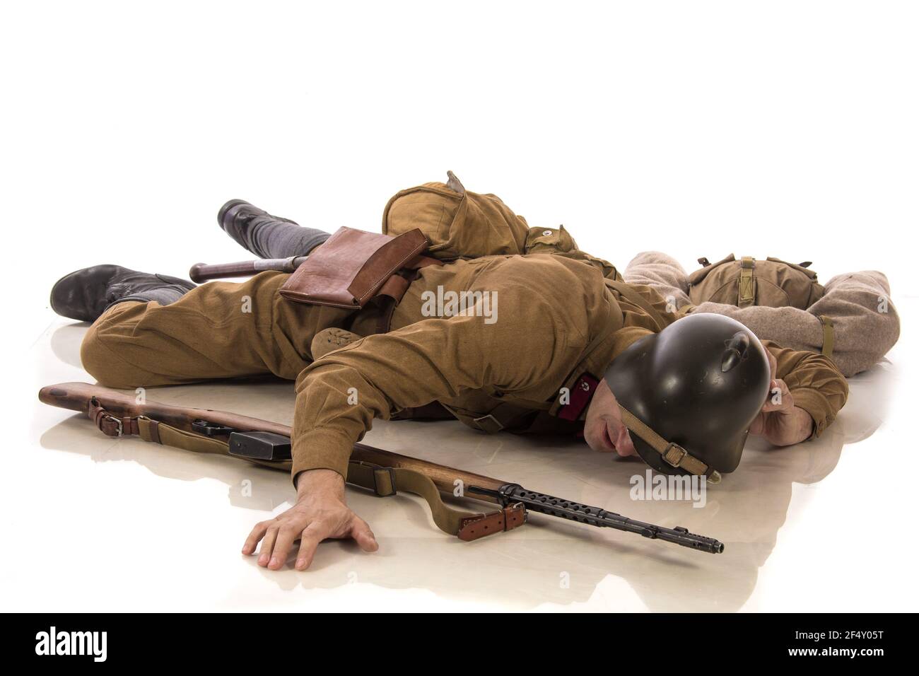 Männlicher Schauspieler in Form von gewöhnlichen Soldaten der ...