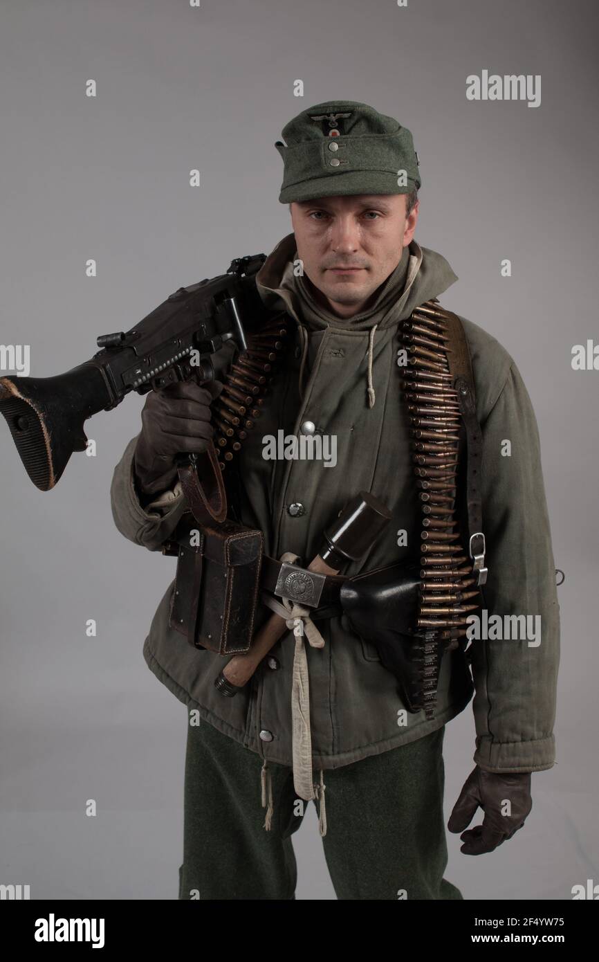 Schauspieler Mann in der alten Winter Berg Uniform in der Nähe der MG ...