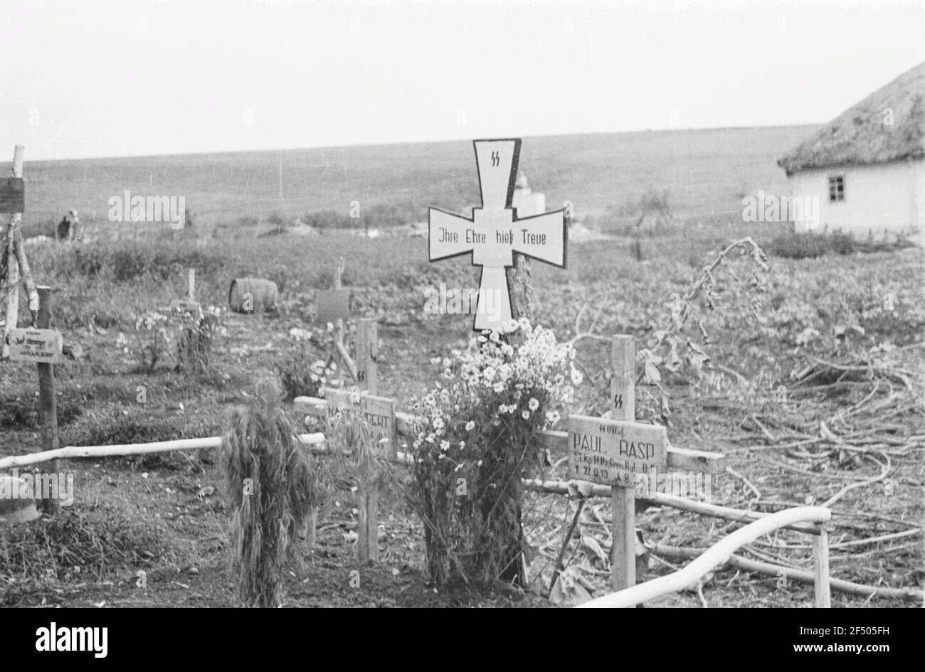Zweiter Weltkrieg. Nach dem Kampf. Russland, Prochorowka. Grab Kreuz ...