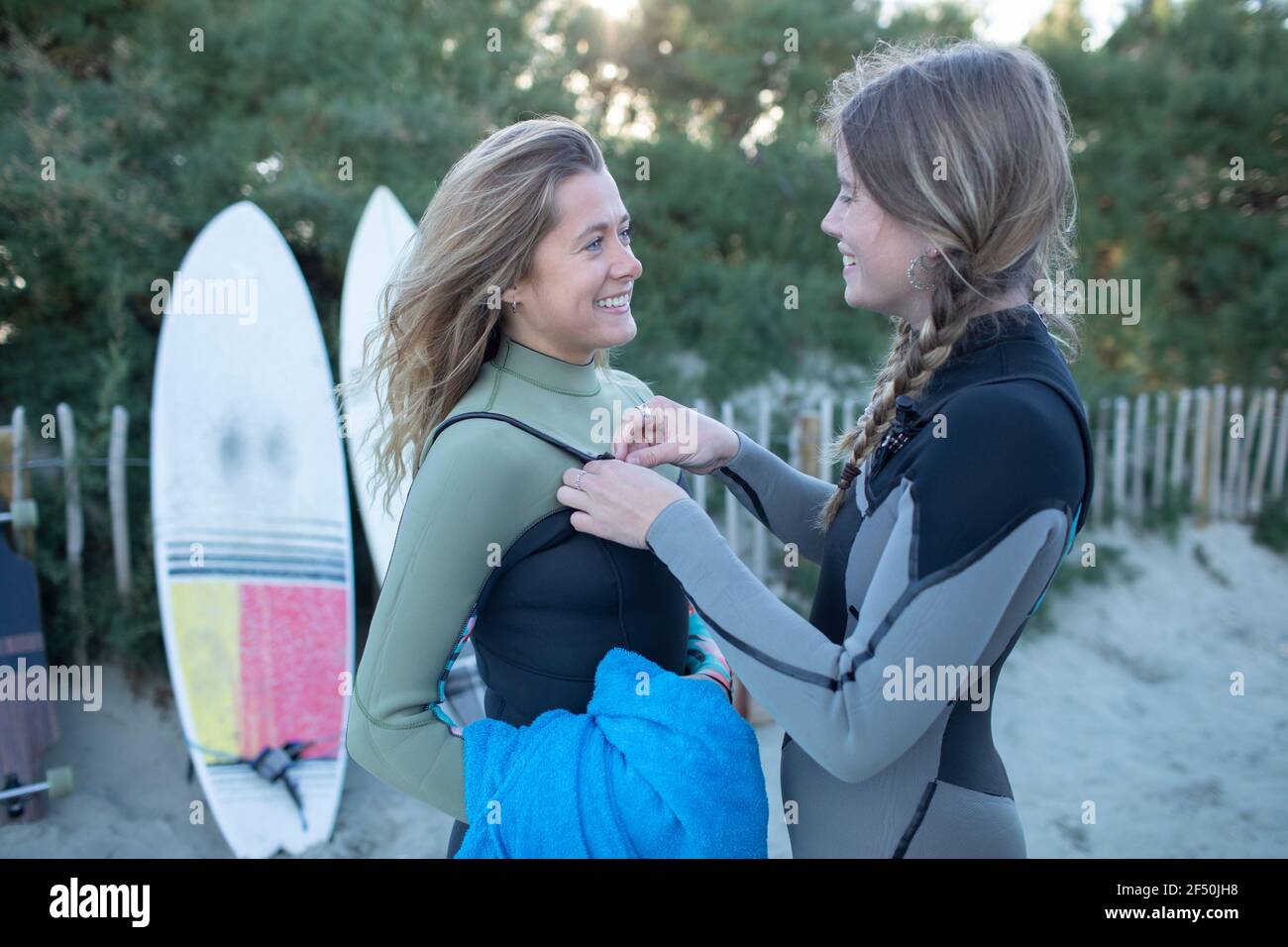 Schöne frauen am strand -Fotos und -Bildmaterial in hoher Auflösung – Alamy