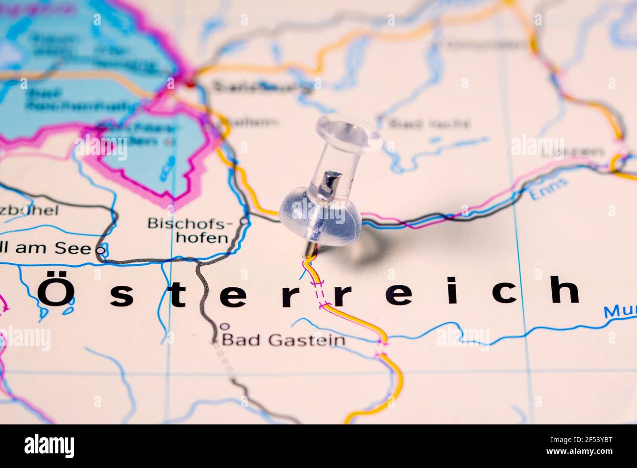 Push pin in map close -Fotos und -Bildmaterial in hoher Auflösung – Alamy