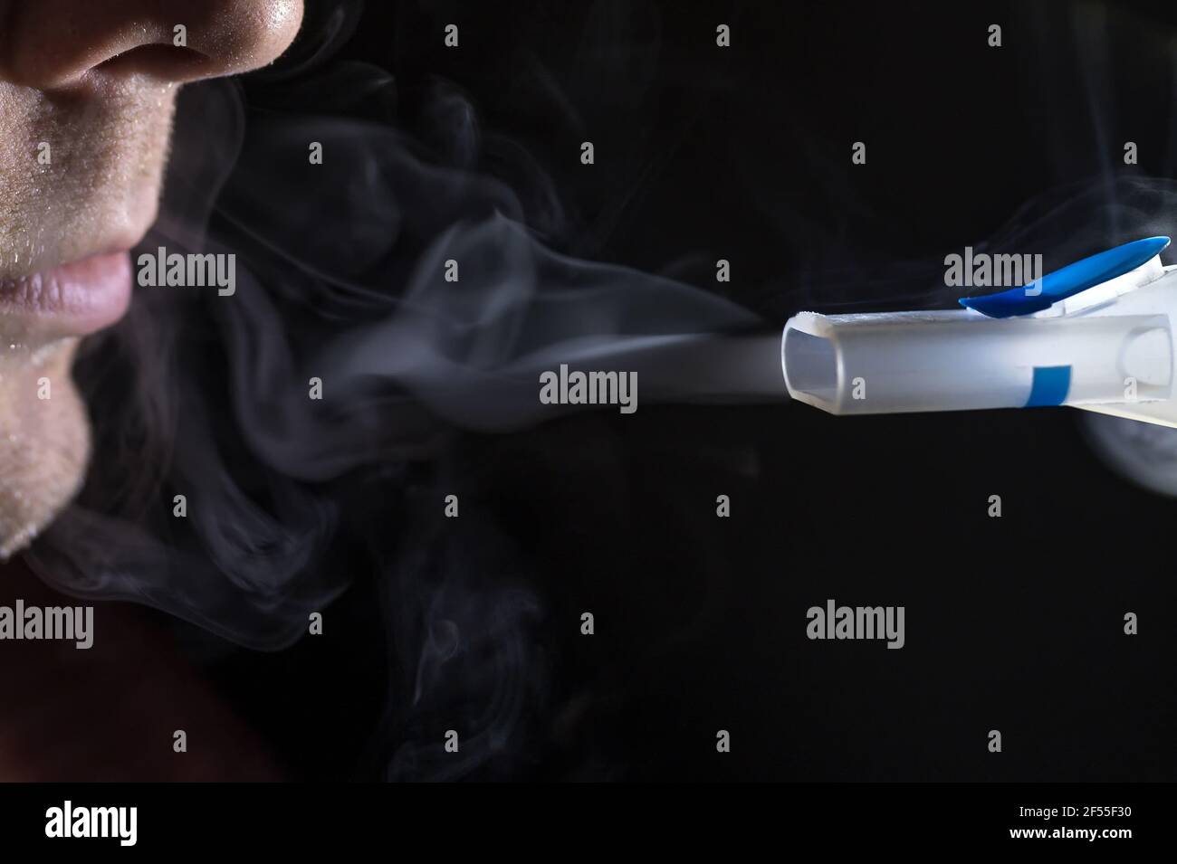 Wasserdampf aus Kochsalzlösung zum Einatmen bei Atemwegserkrankungen ...