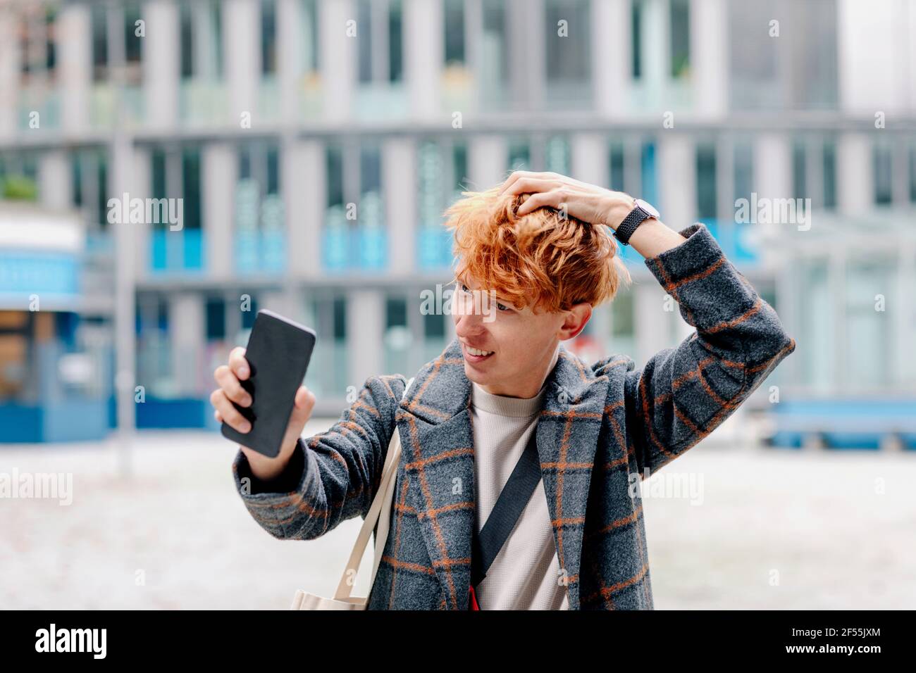 Mann mit smartphone auf der hand -Fotos und -Bildmaterial in hoher Auflösung – Alamy