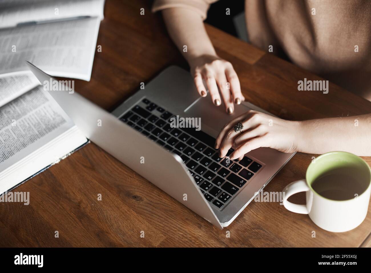 Zeit ist Geld. Eine kurze Aufnahme einer fokussierten Frau, die im Büro ...