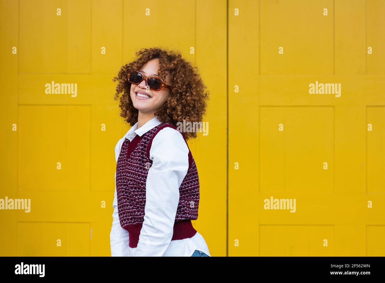 Mädchen braune locken brille -Fotos und -Bildmaterial in hoher ...