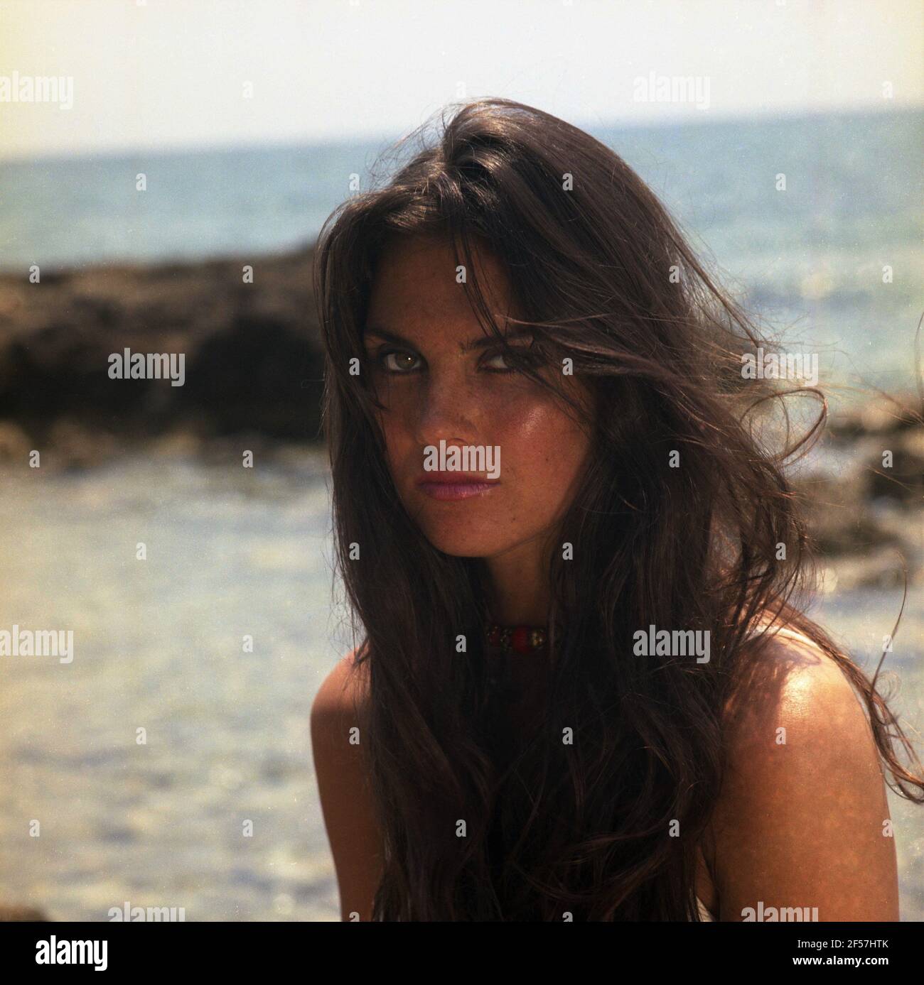 CAROLINE MUNRO Portrait vor Ort während der Dreharbeiten ZUR GOLDENEN ...