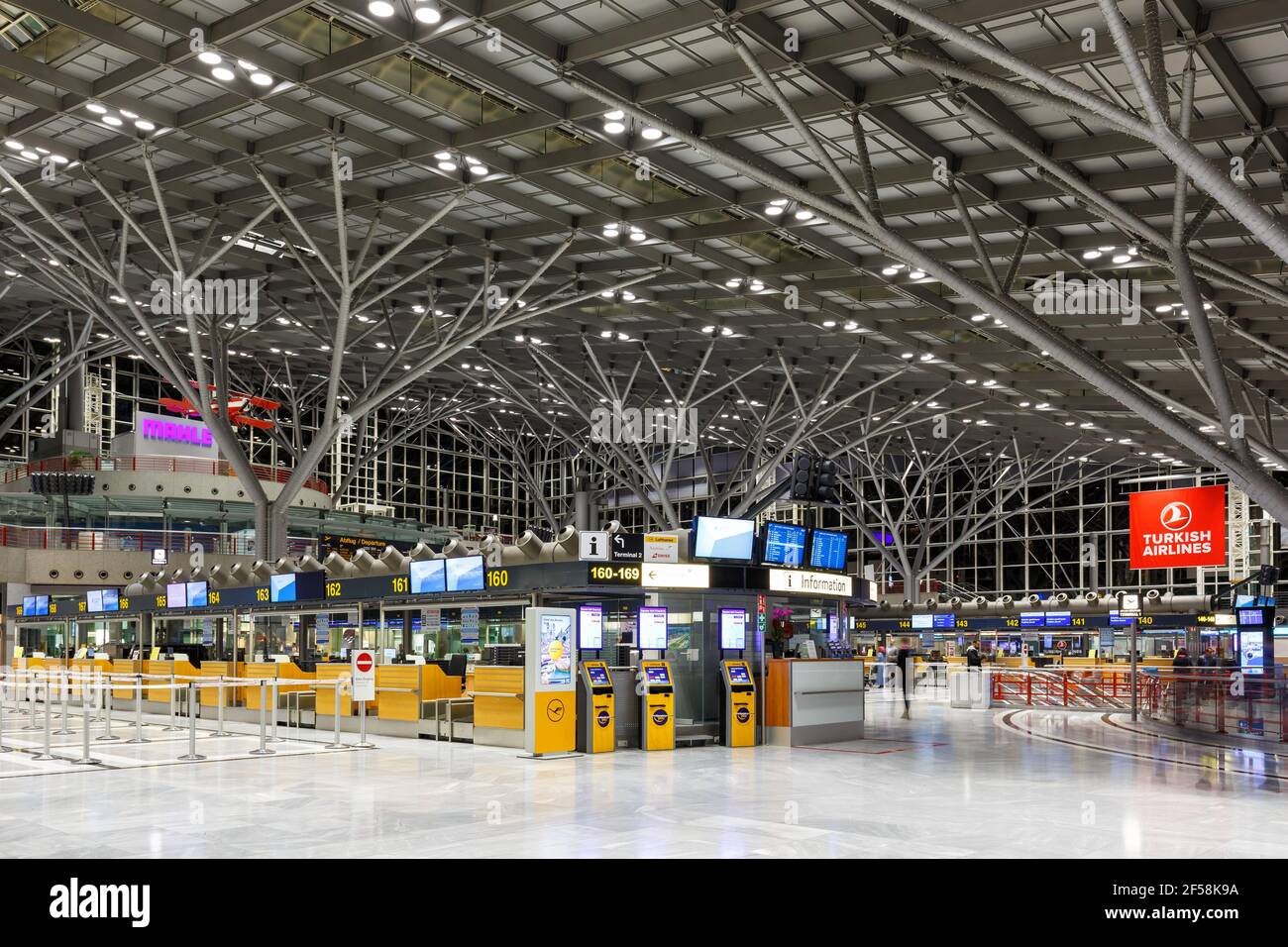 Airport terminal lufthansa check in -Fotos und -Bildmaterial in hoher ...