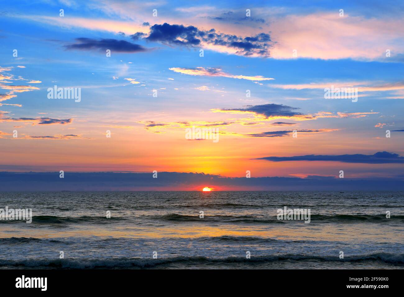 Goldenes Meer und Himmel Stockfotos und -bilder Kaufen - Alamy