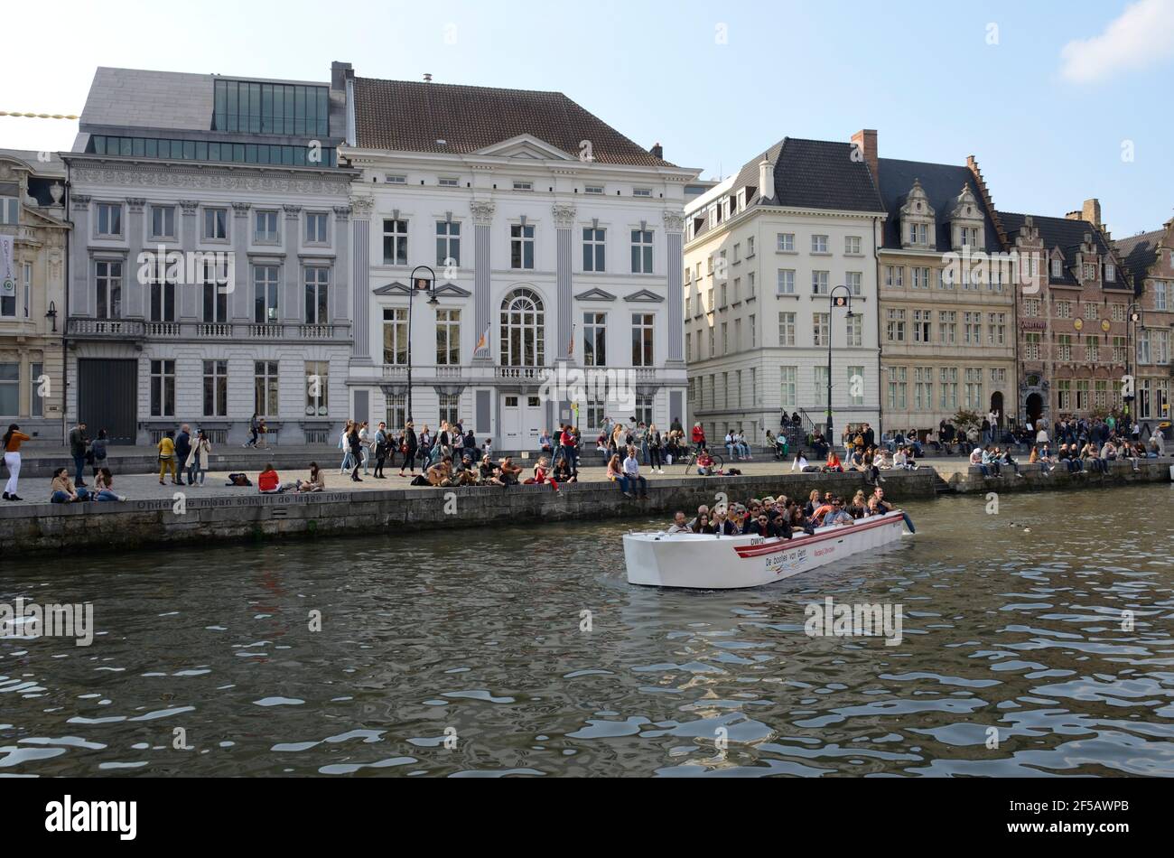 Gent, Belgien - 31. März 2019: Menschen auf touristischen Boot Segeln ...