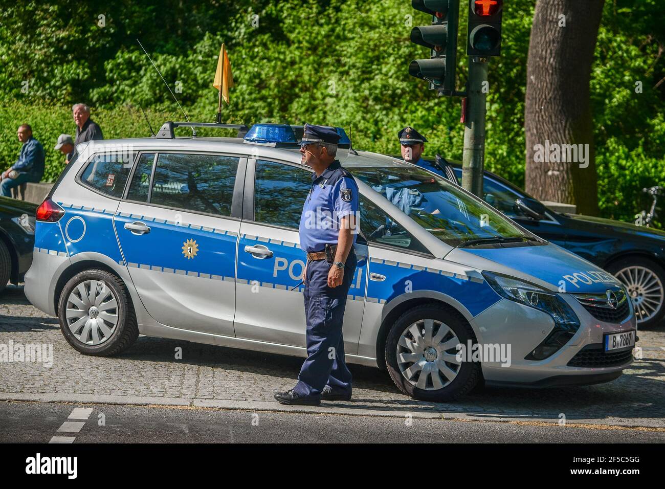 Police car in berlin -Fotos und -Bildmaterial in hoher Auflösung – Alamy