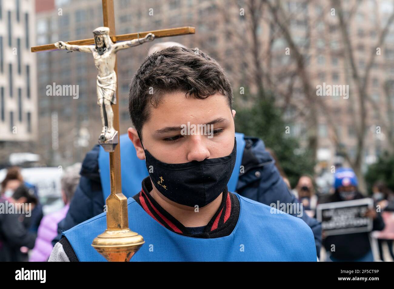 Frauen gekreuzigt werden -Fotos und -Bildmaterial in hoher Auflösung – Alamy
