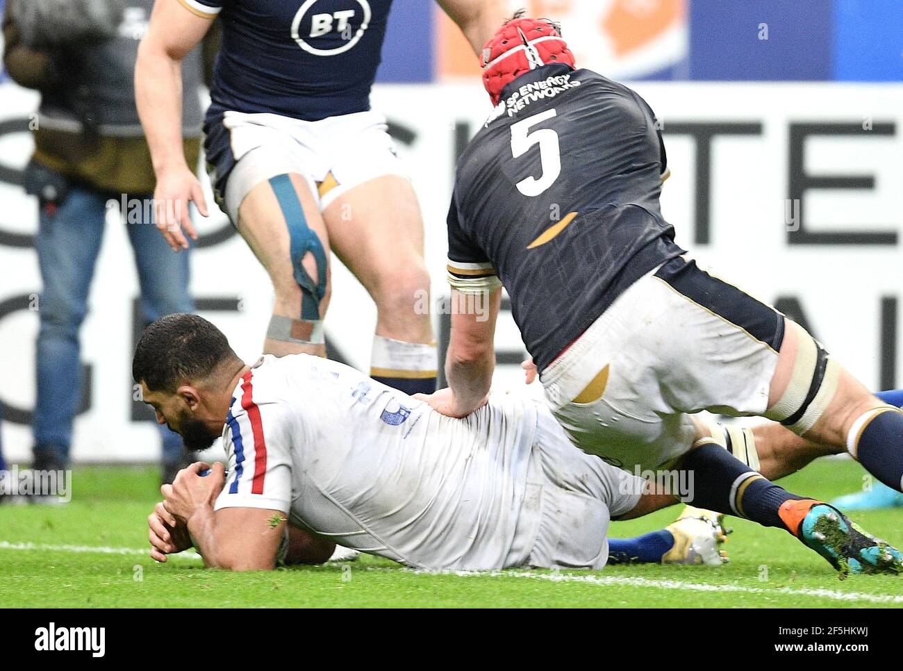 Der französische Swan Rebbadj erzielt beim Guinness Six Nations-Spiel ...
