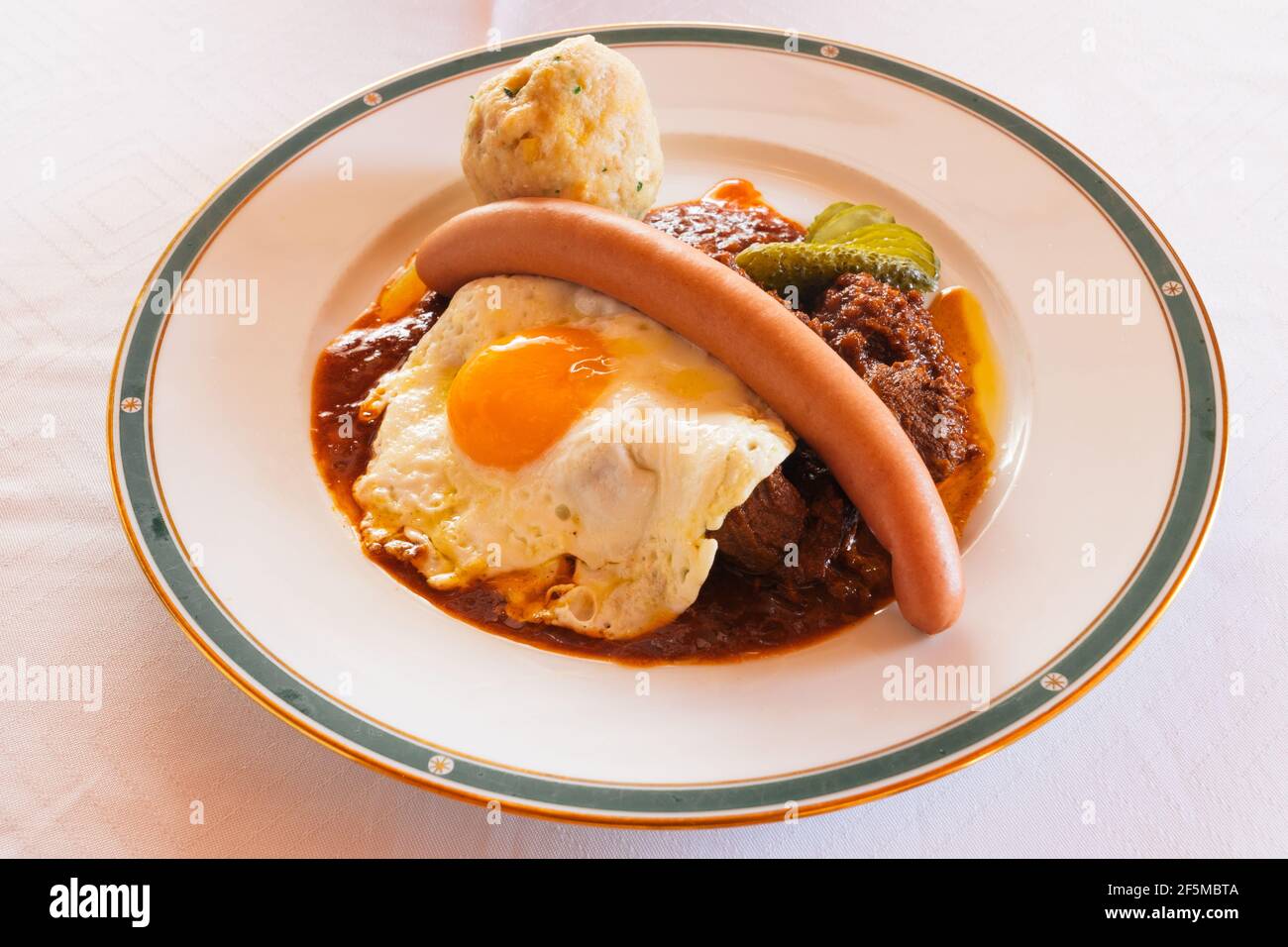 Fiakergulasch oder Herrengulasch Wiener Rindfleisch Gulasch garniert ...