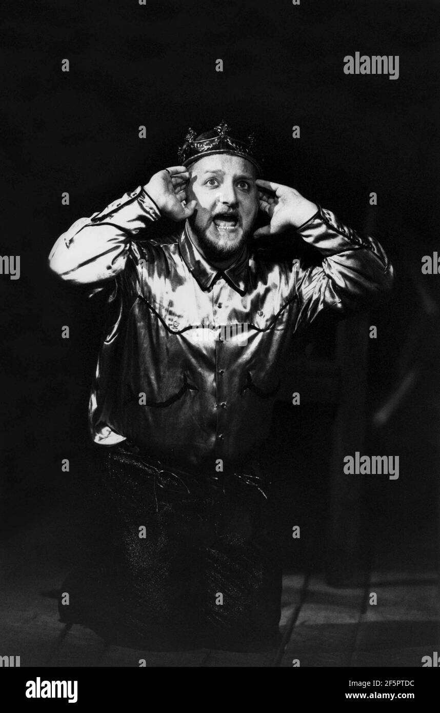 Simon Russell Beale (King Edward II) in EDWARD II von Christopher ...