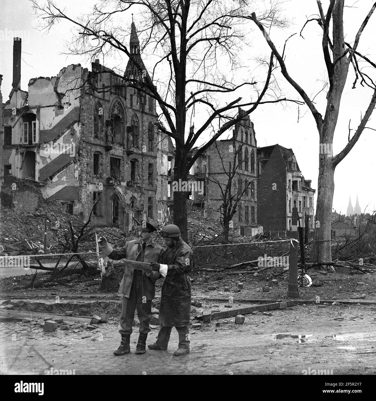 Köln, Deutschland 1945 Königlicher Luftwaffenoffizier und Dispatch ...