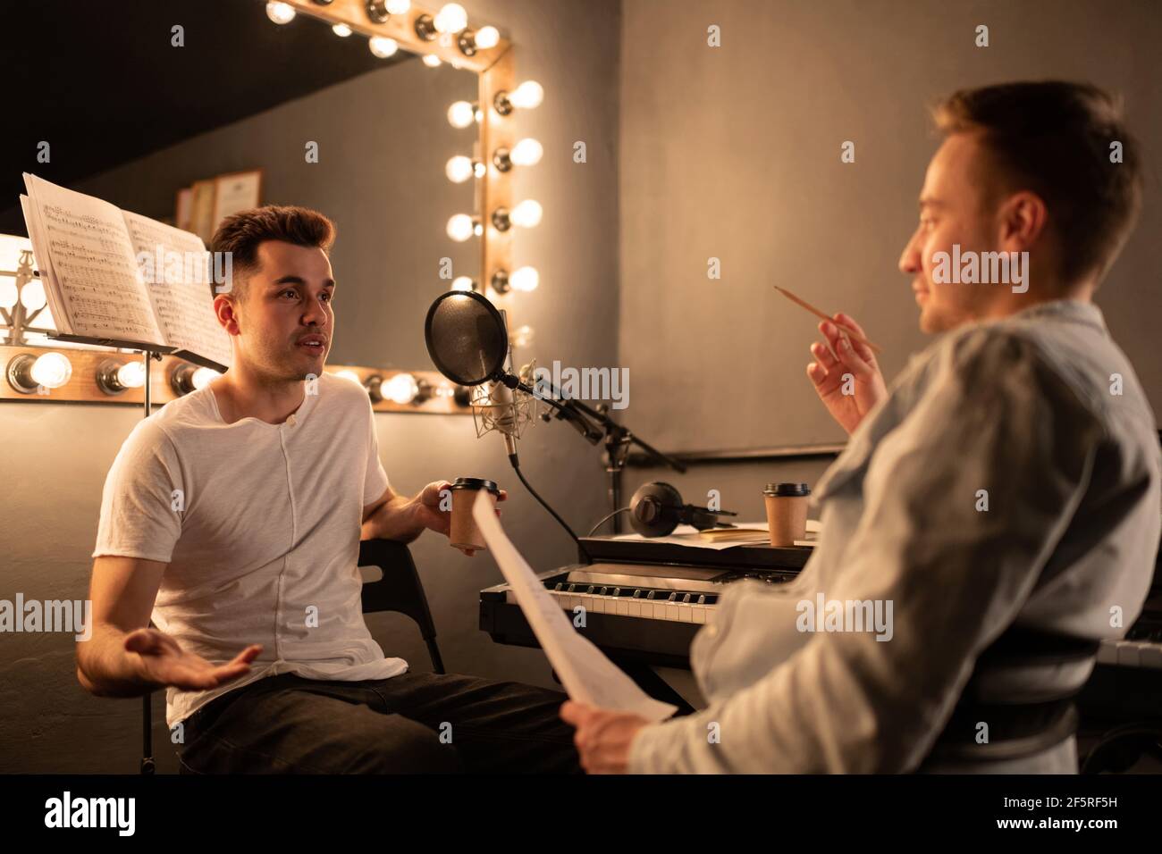 Lyric studio -Fotos und -Bildmaterial in hoher Auflösung – Alamy