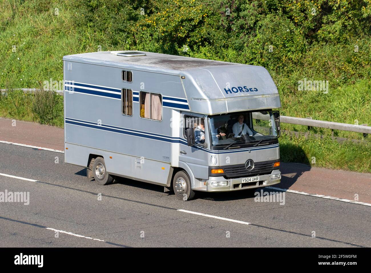 2001 weißer Mercedes Benz Ateco Pferdewagen; Olympic Coachbuilders Ltd ...