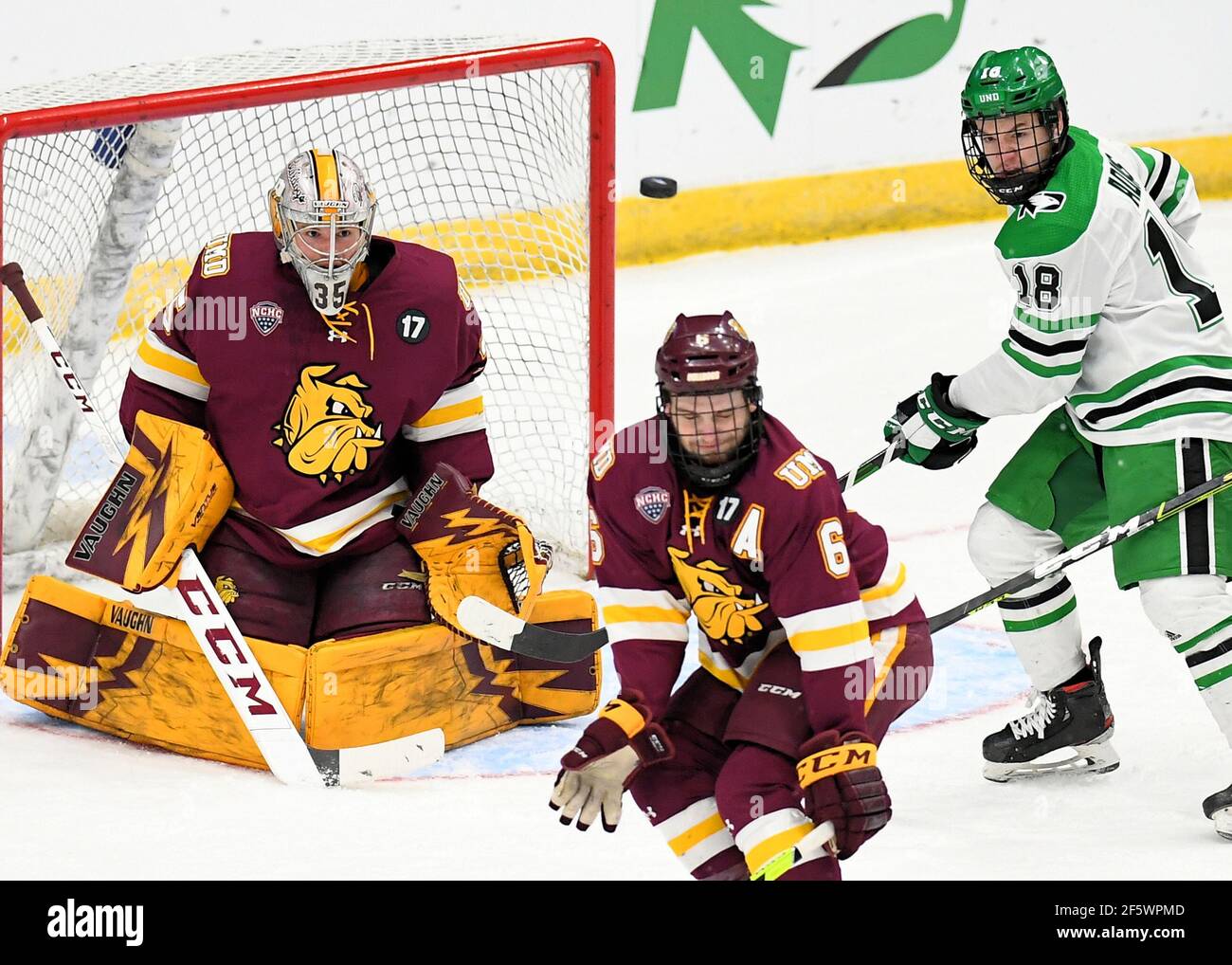 27. März 2021 Minn. Duluth Torhüter Zach Stejskal (35) und North Dakota ...