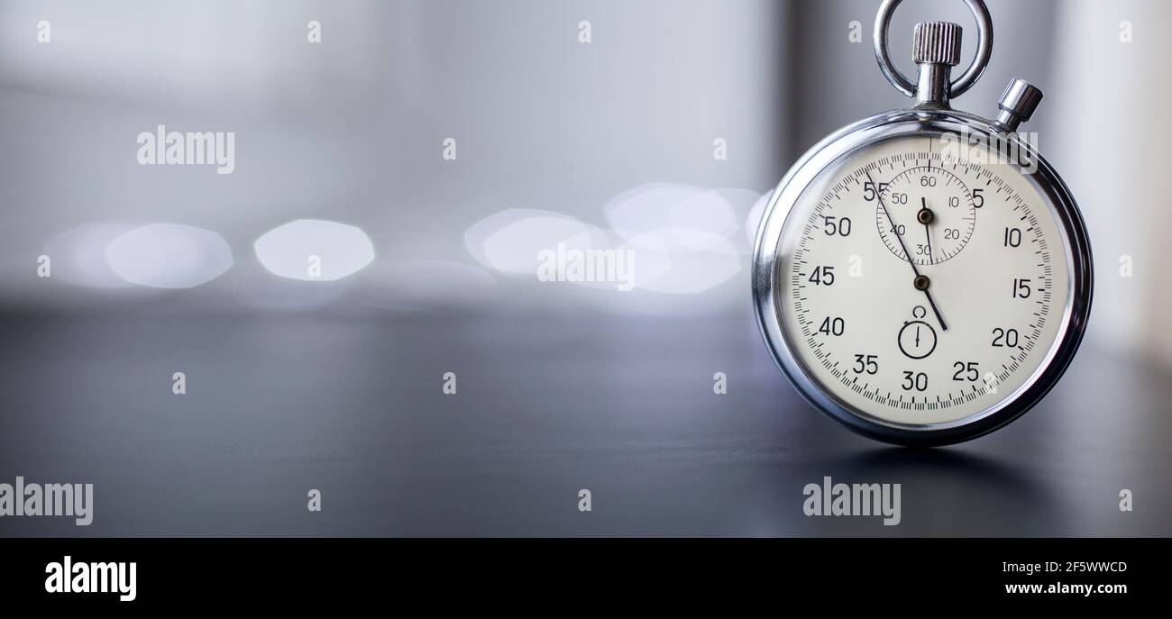 5 minuten vor mitternacht -Fotos und -Bildmaterial in hoher Auflösung – Alamy