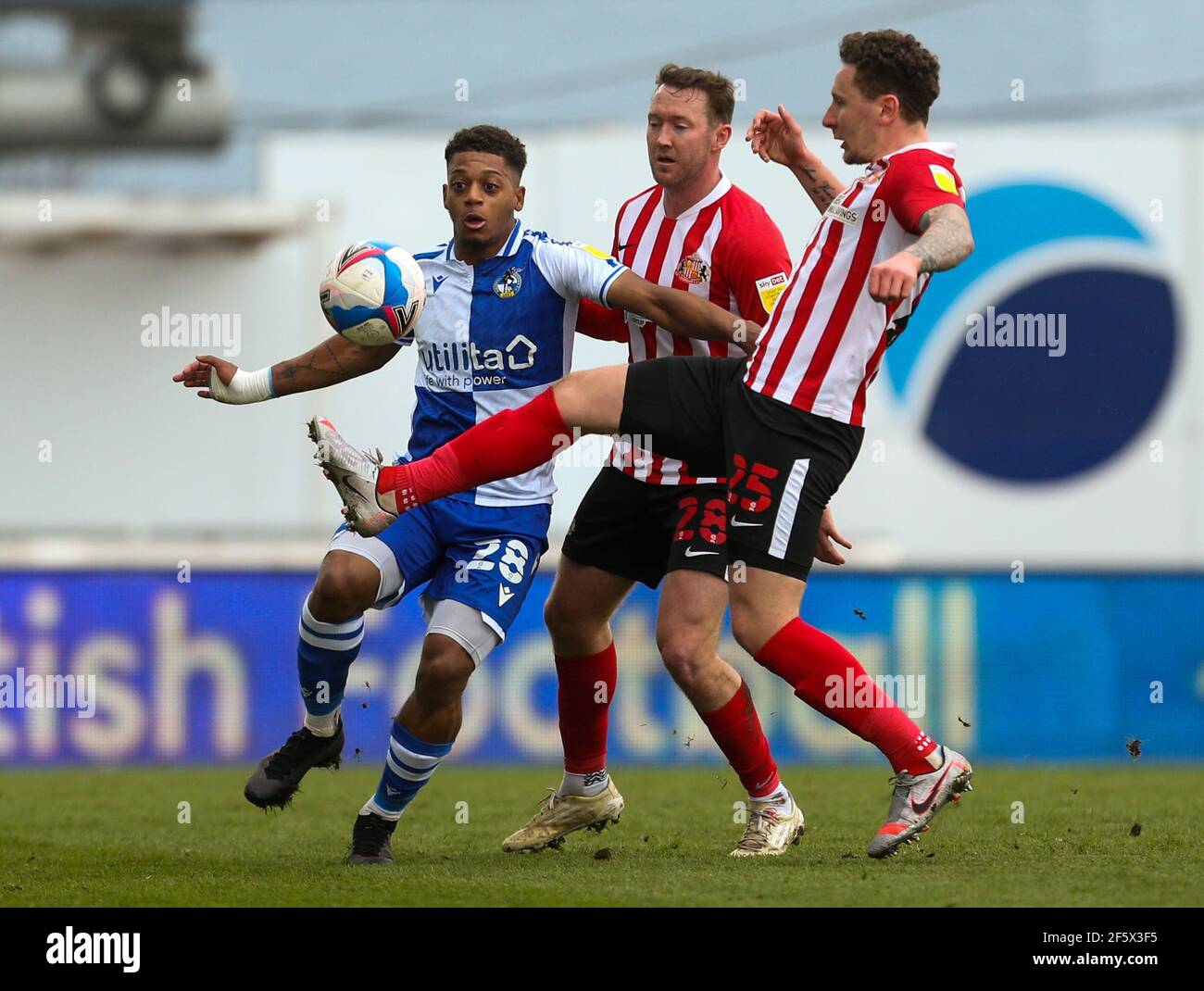 Bristol Rovers' Zain Walker (links) kämpft mit Aiden McGeady (Mitte ...