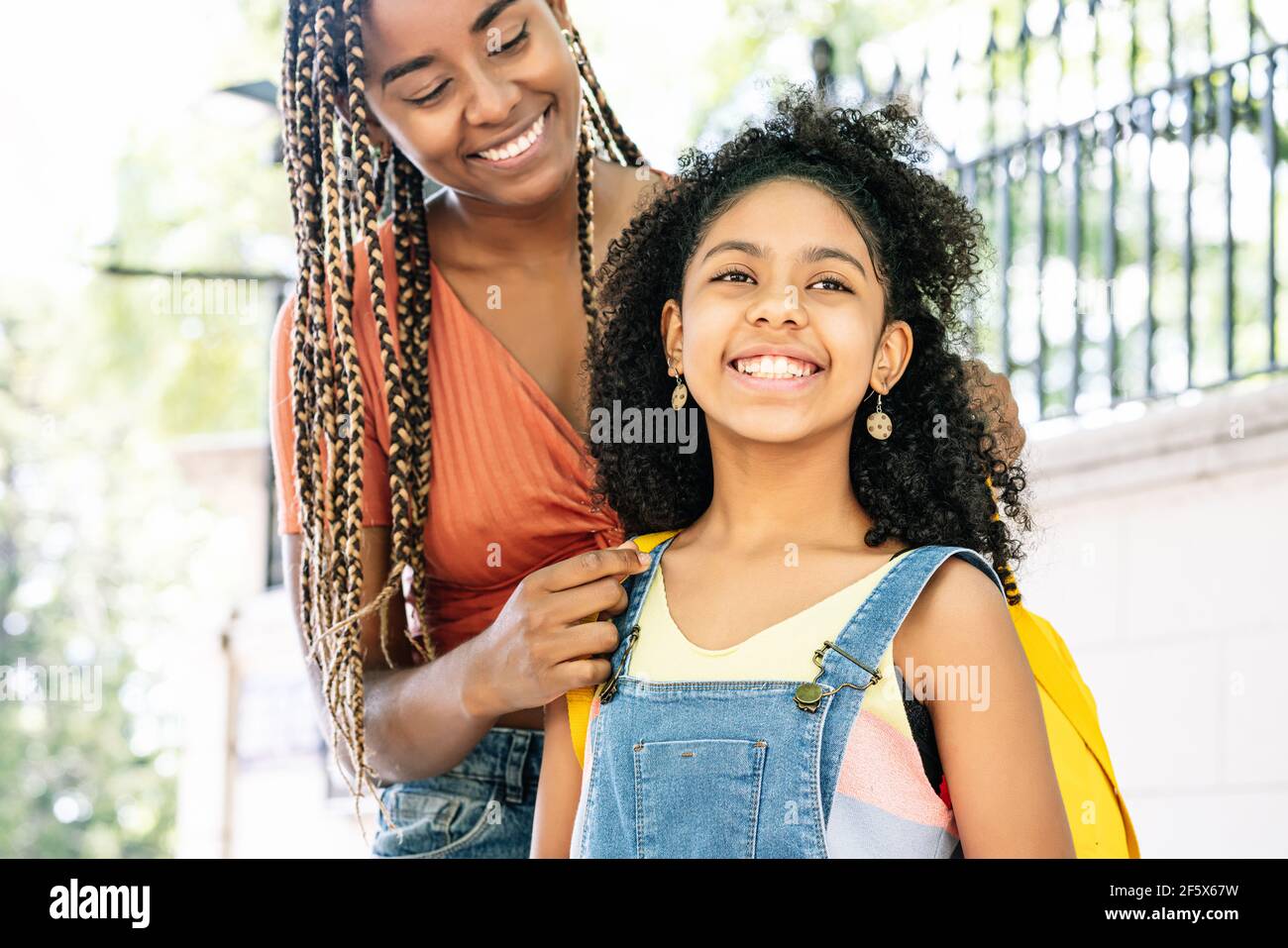 Gehende tochter der mutter zur schule -Fotos und -Bildmaterial in hoher Auflösung – Alamy