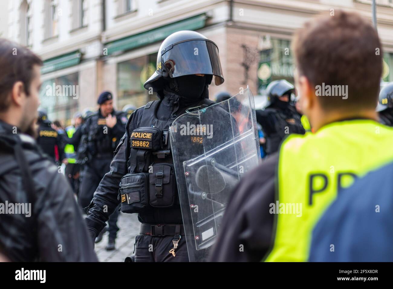 Polizist riot getriebe helm schild -Fotos und -Bildmaterial in hoher ...