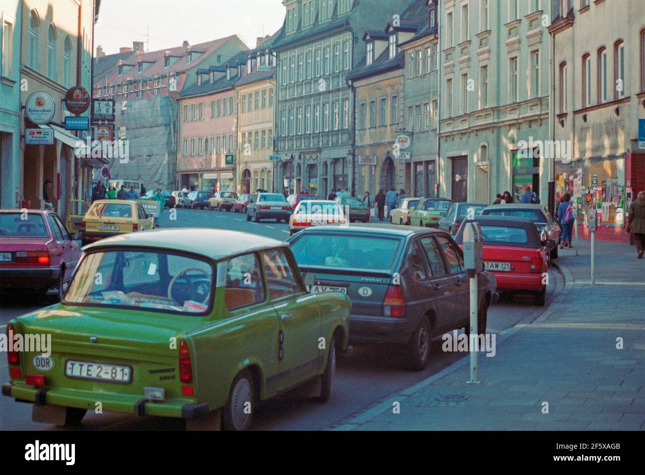 Mauerfall berlin 1989 trabi -Fotos und -Bildmaterial in hoher Auflösung ...