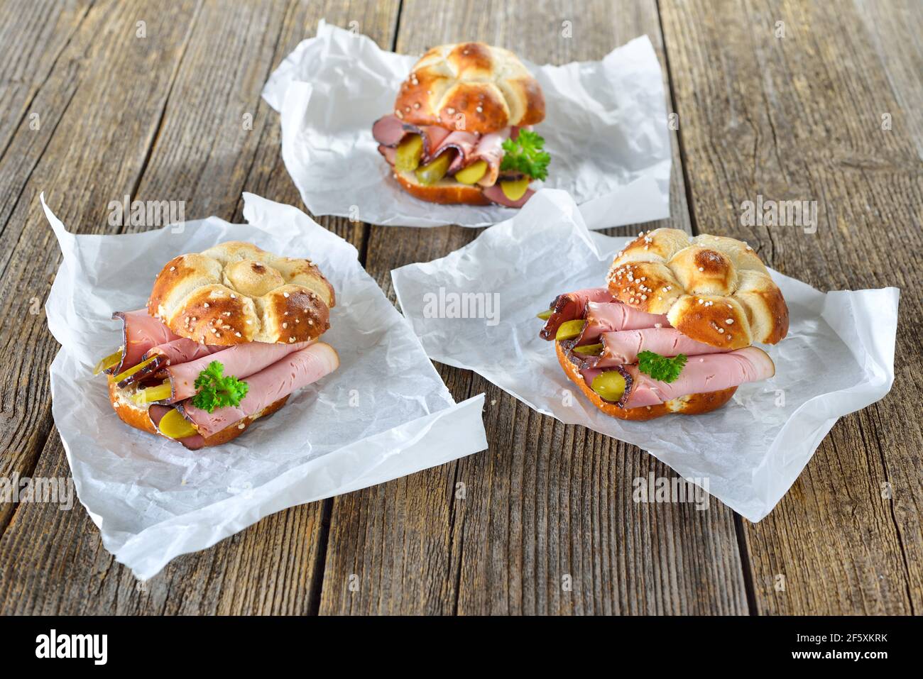 Bayerisches Street Food, drei Brezel Roll Sandwiches mit geräuchertem ...