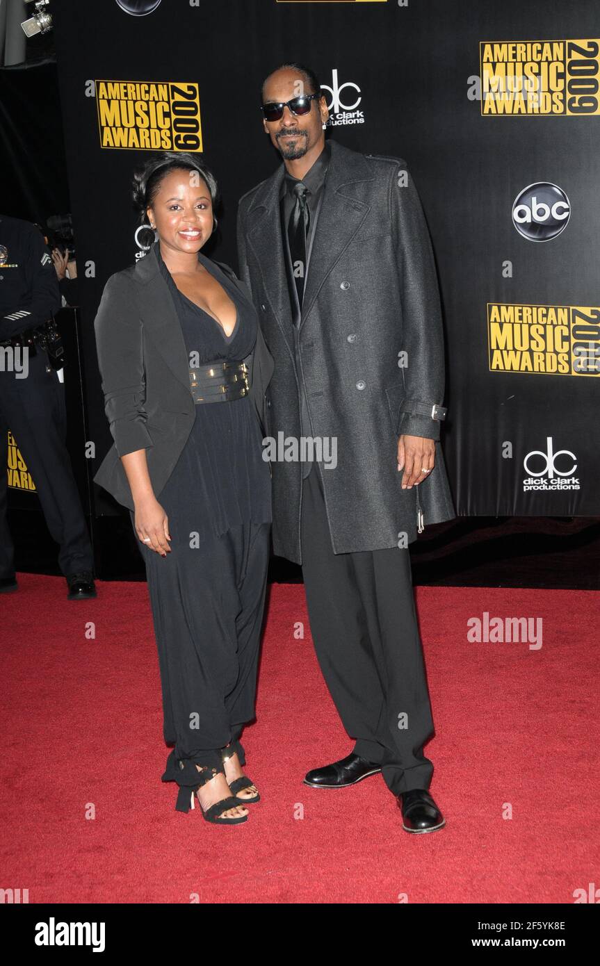 Snoop dogg and wife -Fotos und -Bildmaterial in hoher Auflösung – Alamy
