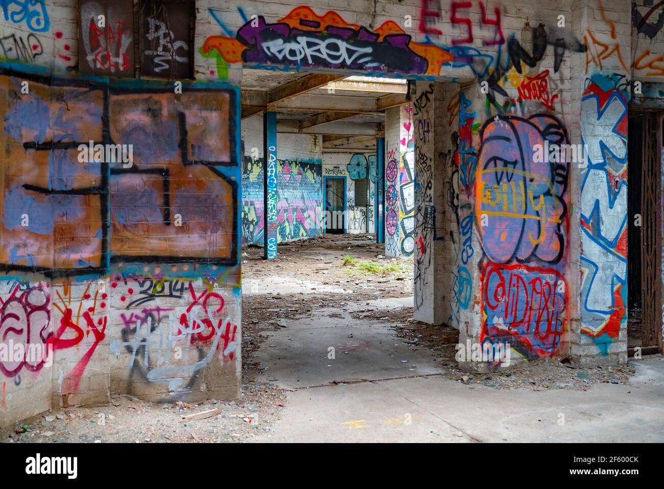 Factory graffiti tags building -Fotos und -Bildmaterial in hoher ...