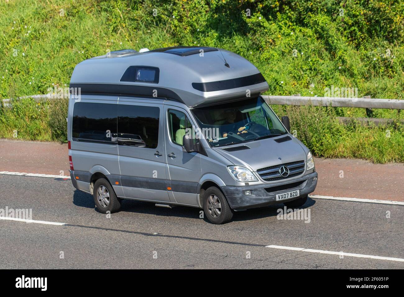 Mercedes fahrgestell van -Fotos und -Bildmaterial in hoher Auflösung ...
