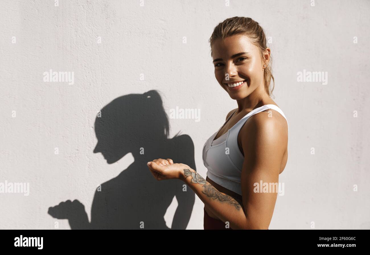 Starke frau muskeln flexen flex -Fotos und -Bildmaterial in hoher ...