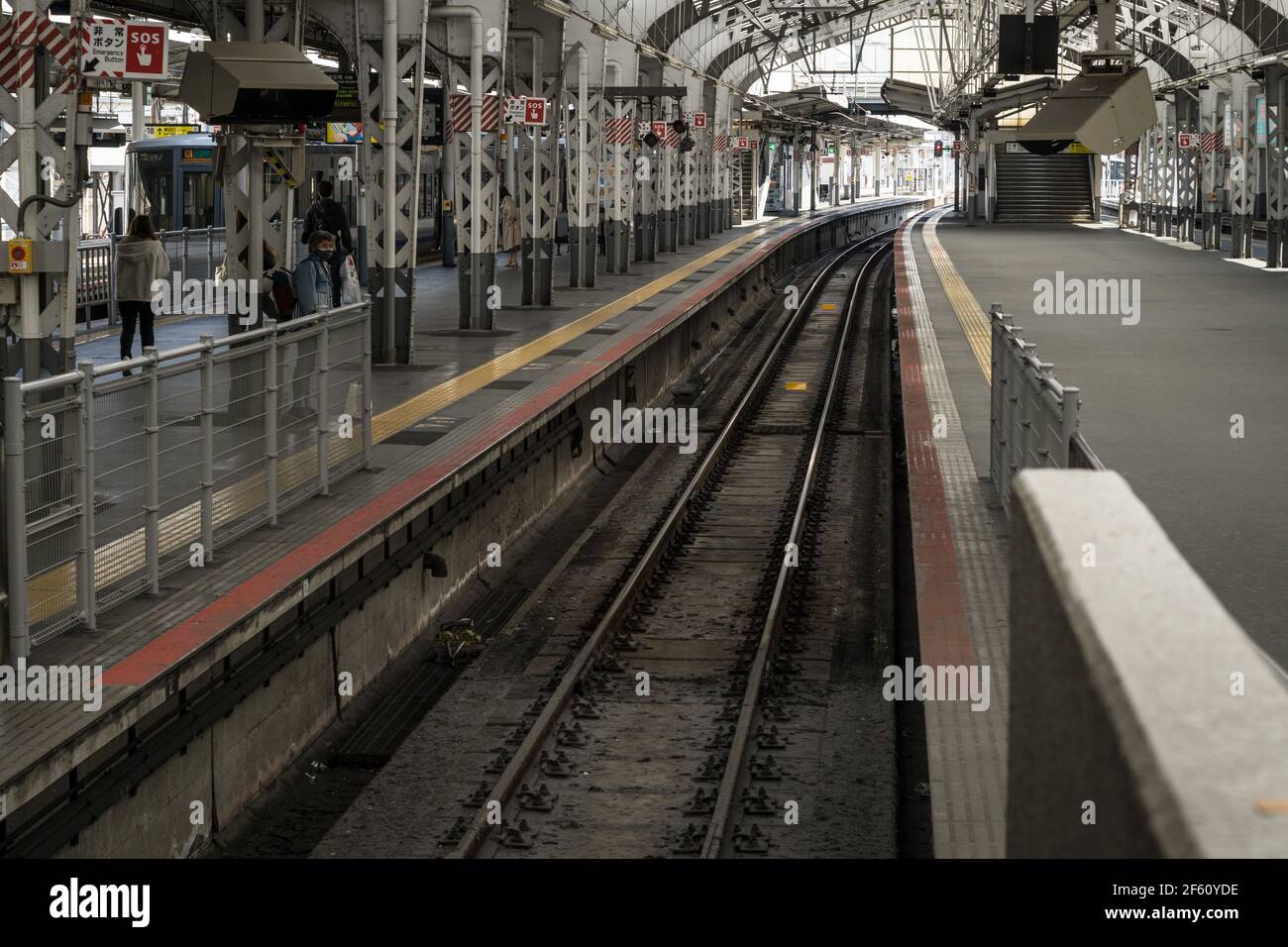 Leere Schmalspurbahn und Plattform der JR Hanwa-Linie am Bahnhof Japan ...