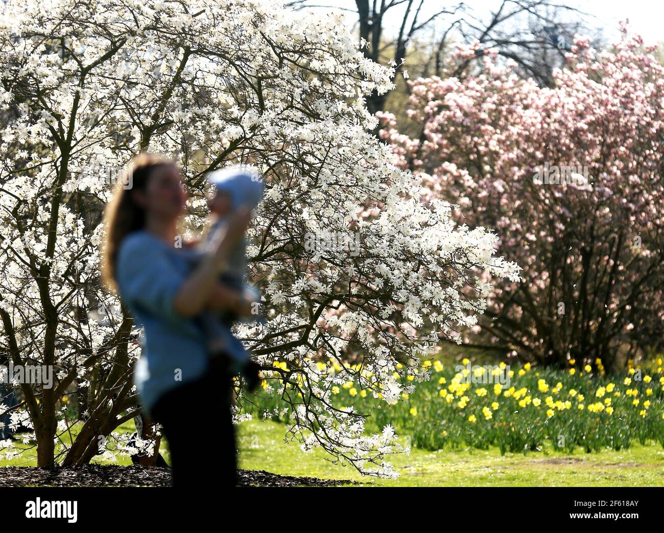 29. März 2021, Nordrhein-Westfalen, Mülheim: Menschen versammeln sich ...