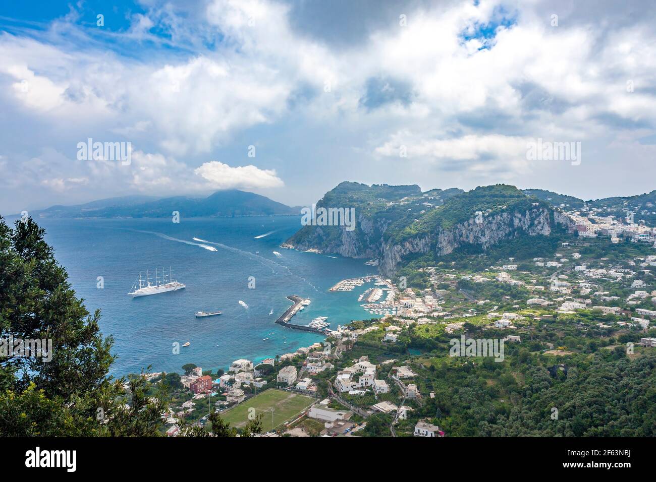Blick über die Insel Capri in der Bucht von Neapel, Kampanien, Italien ...