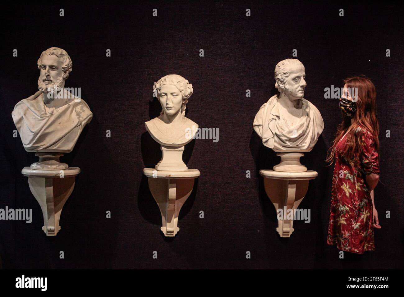 Sammlung von gegenständen aus dun robin castle -Fotos und -Bildmaterial ...