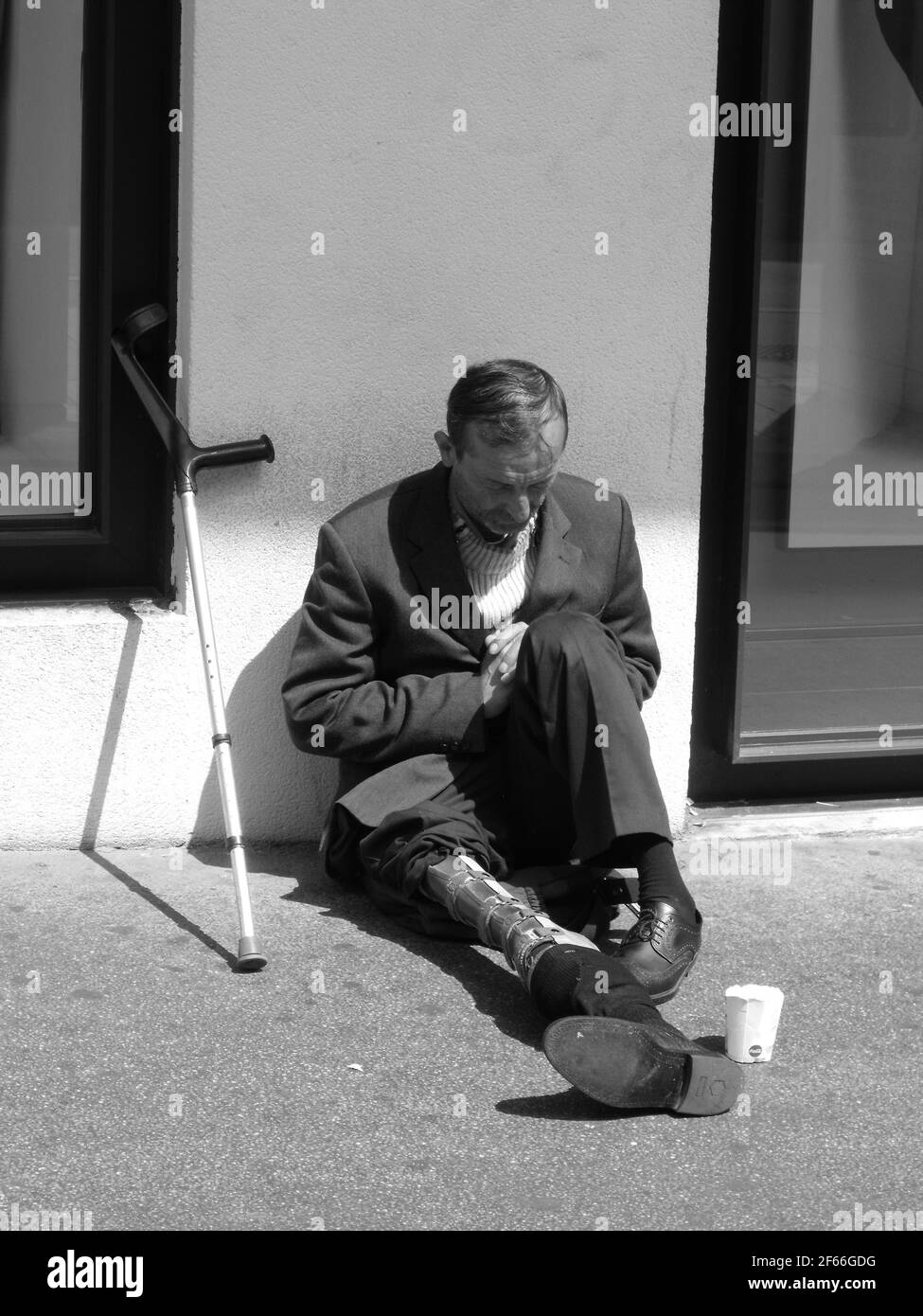 Beinamputiert anzug -Fotos und -Bildmaterial in hoher Auflösung – Alamy