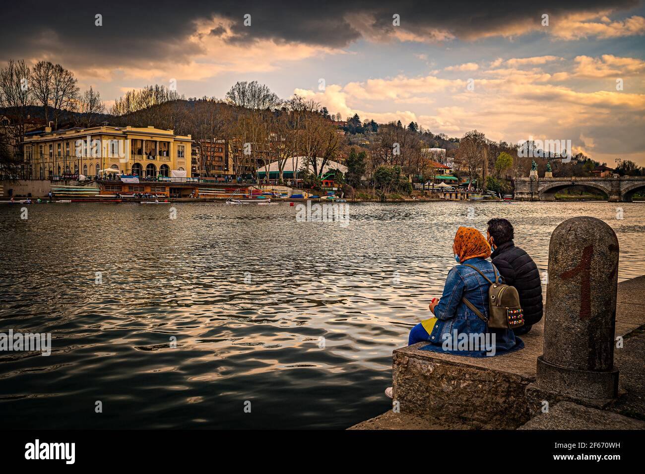 Zwei sitzende menschen -Fotos und -Bildmaterial in hoher Auflösung – Alamy