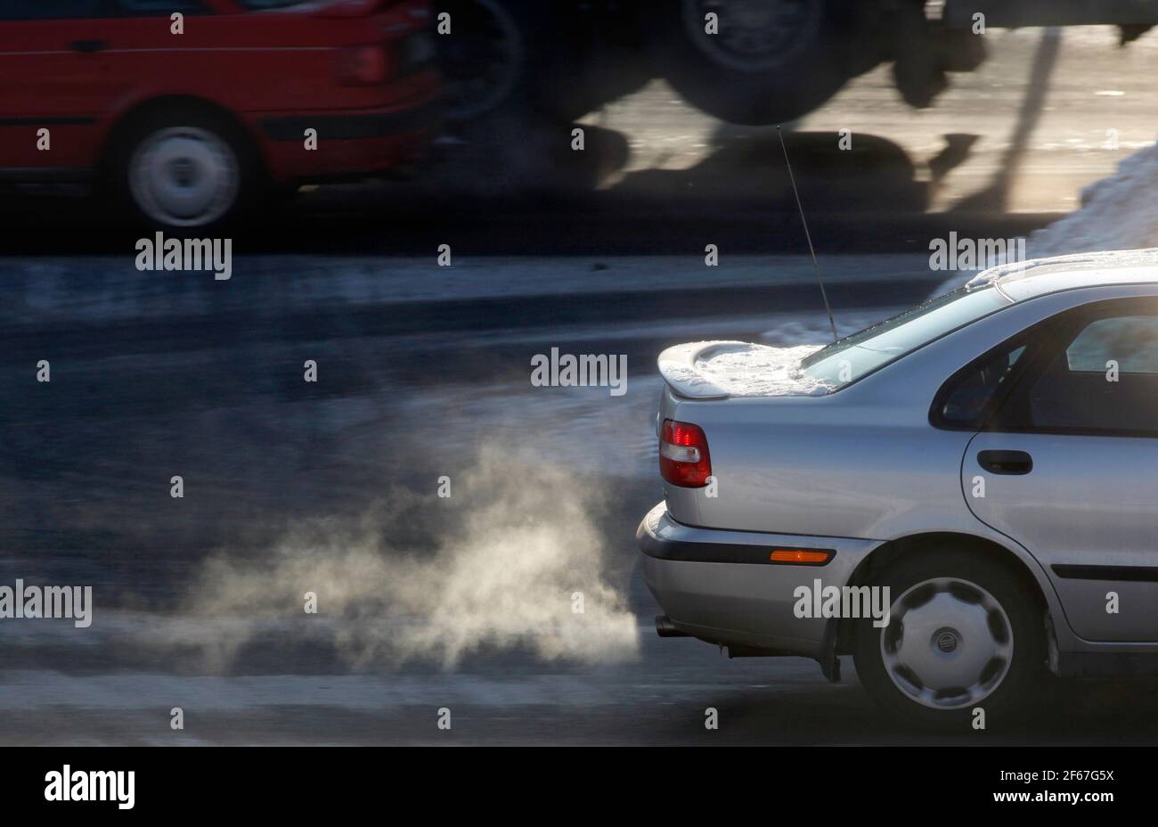 Car exhaust gases -Fotos und -Bildmaterial in hoher Auflösung – Alamy
