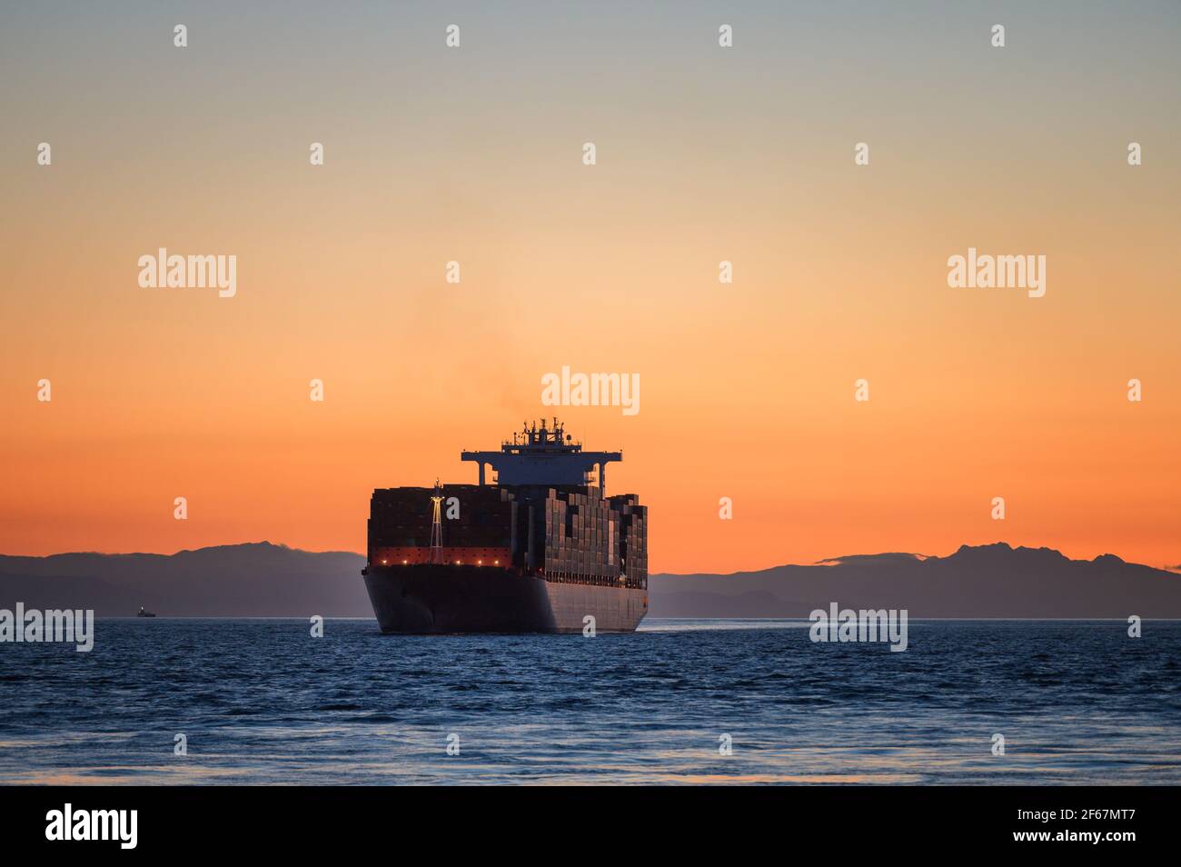 Cargo ship lions gate bridge vancouver -Fotos und -Bildmaterial in ...