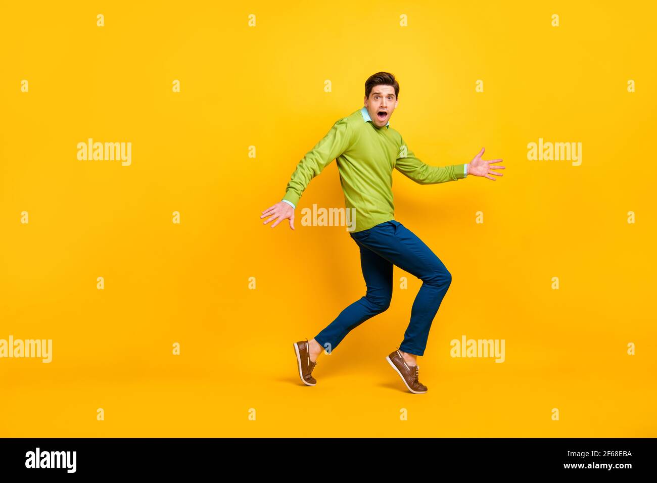 Mann schleichen ganzkörper -Fotos und -Bildmaterial in hoher Auflösung ...