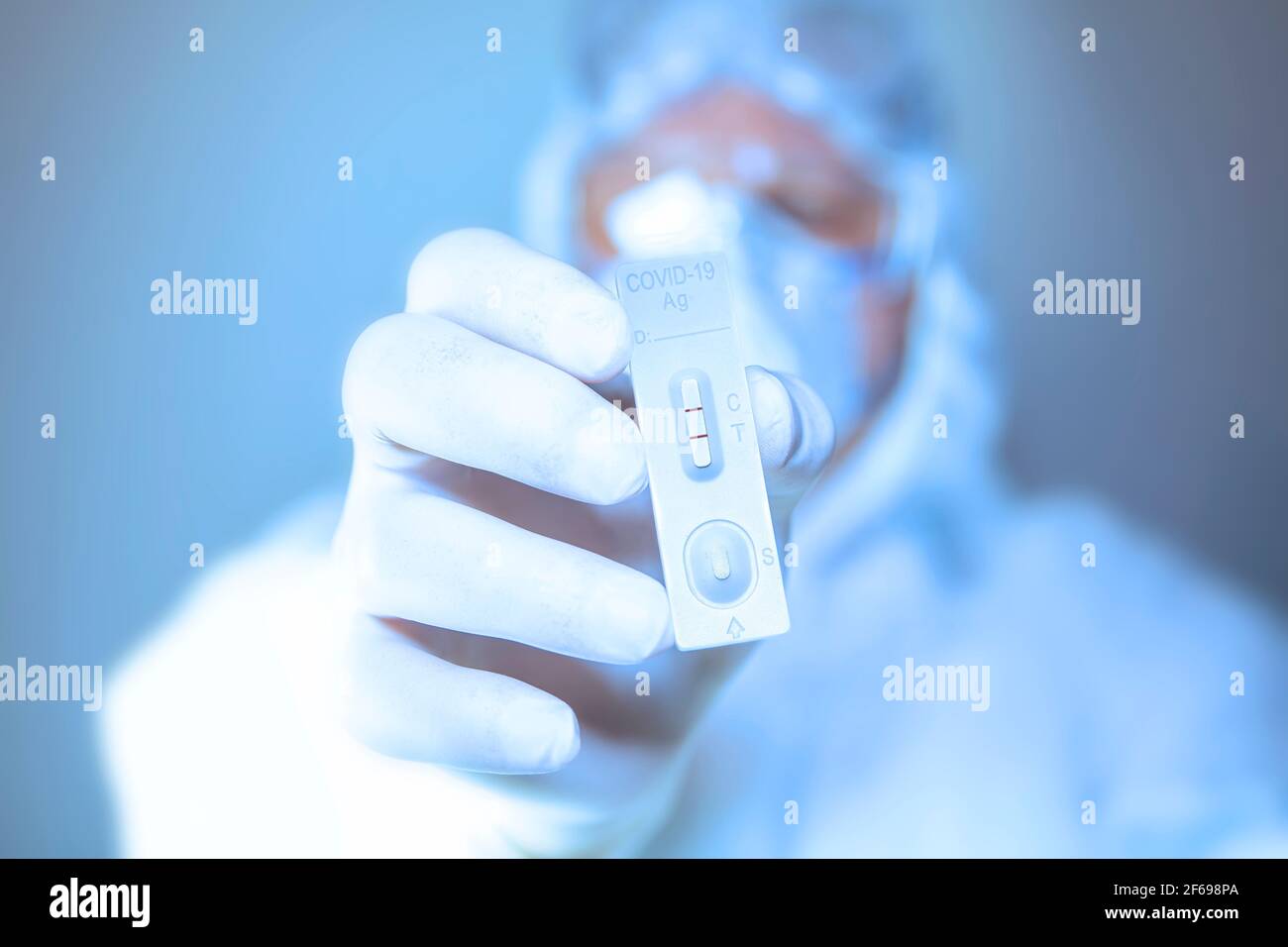 Positiver corona schnelltest -Fotos und -Bildmaterial in hoher ...