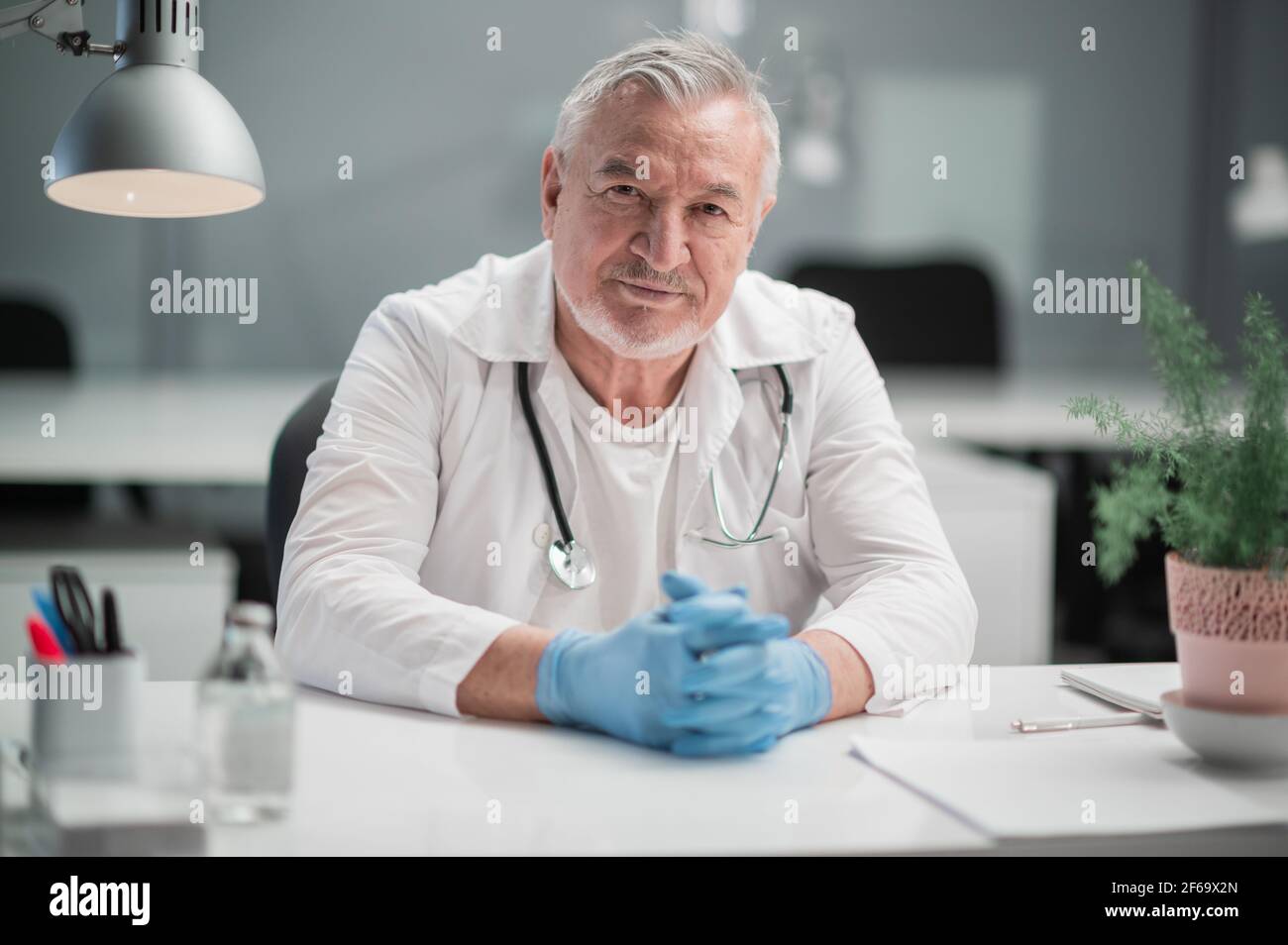 Ein Professor für medizinische Wissenschaften führt ein Praktikum in ...