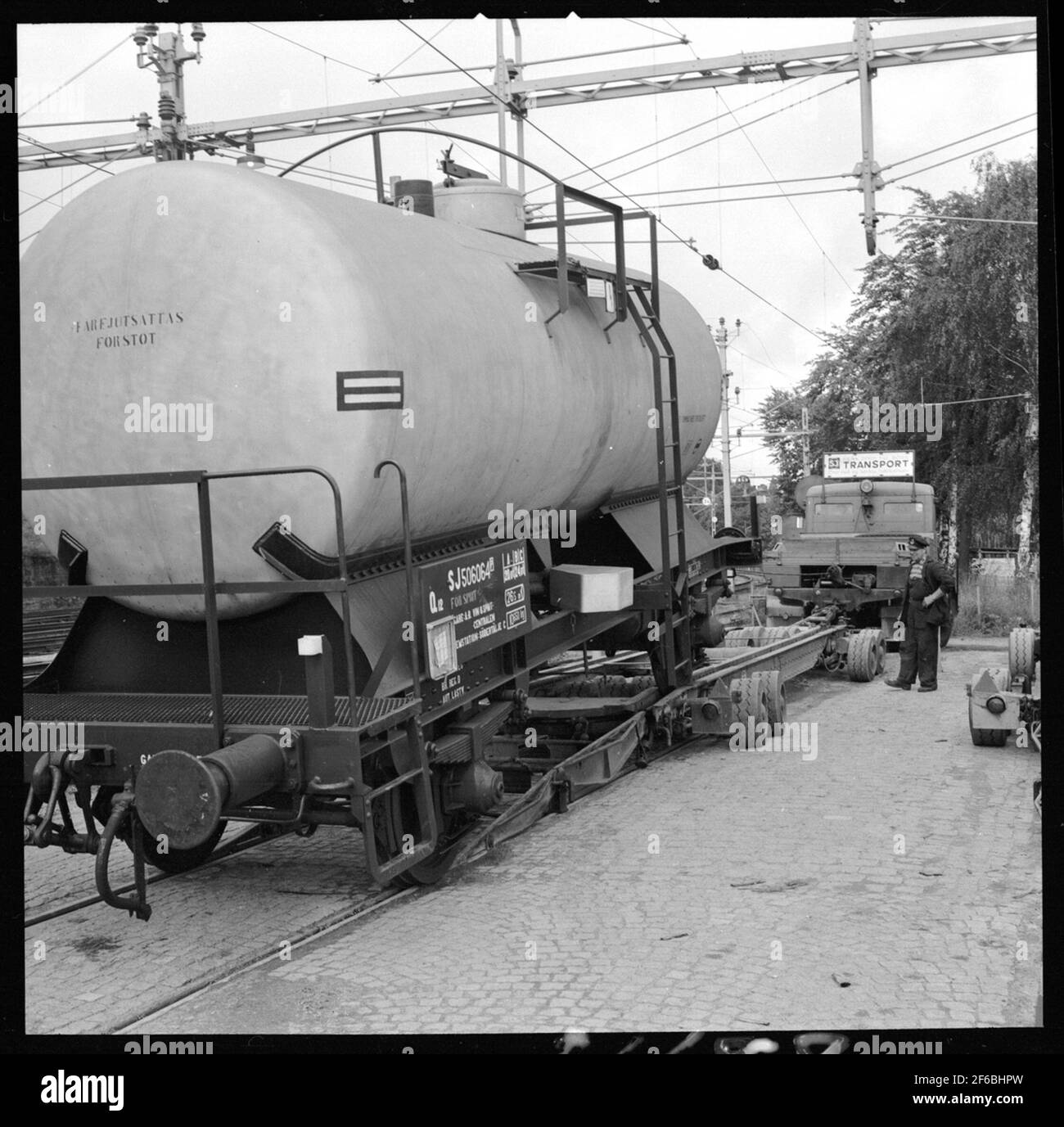 Die Staatsbahnen, SJ Q12 506064 Tank Trolley. Tragwagen mit Zugfahrzeug ...