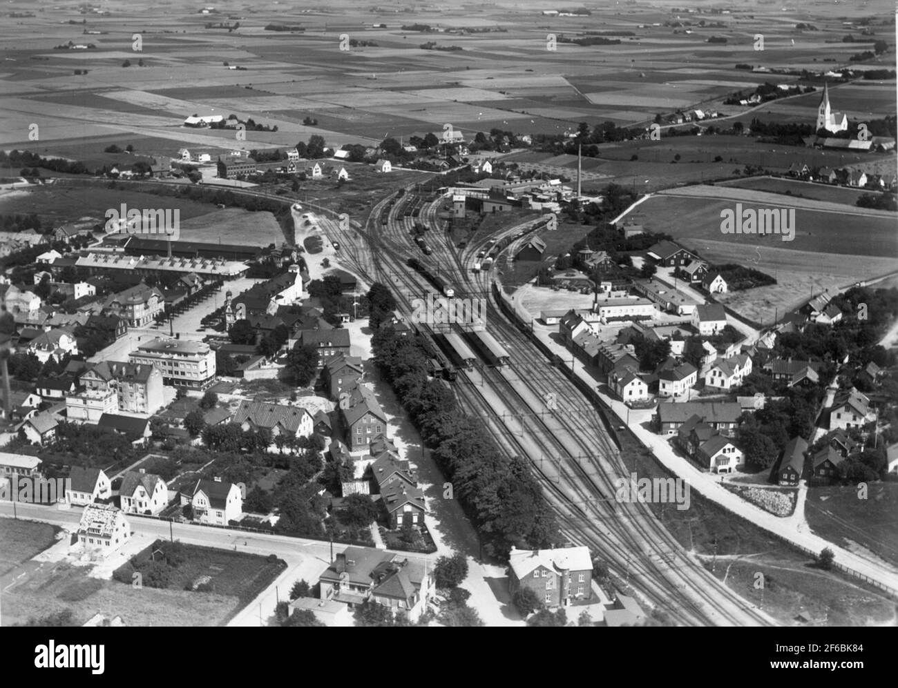 Luftaufnahme des Bahnhofs. Der Bahnhof wurde 1874 gebaut. Einstöckige ...