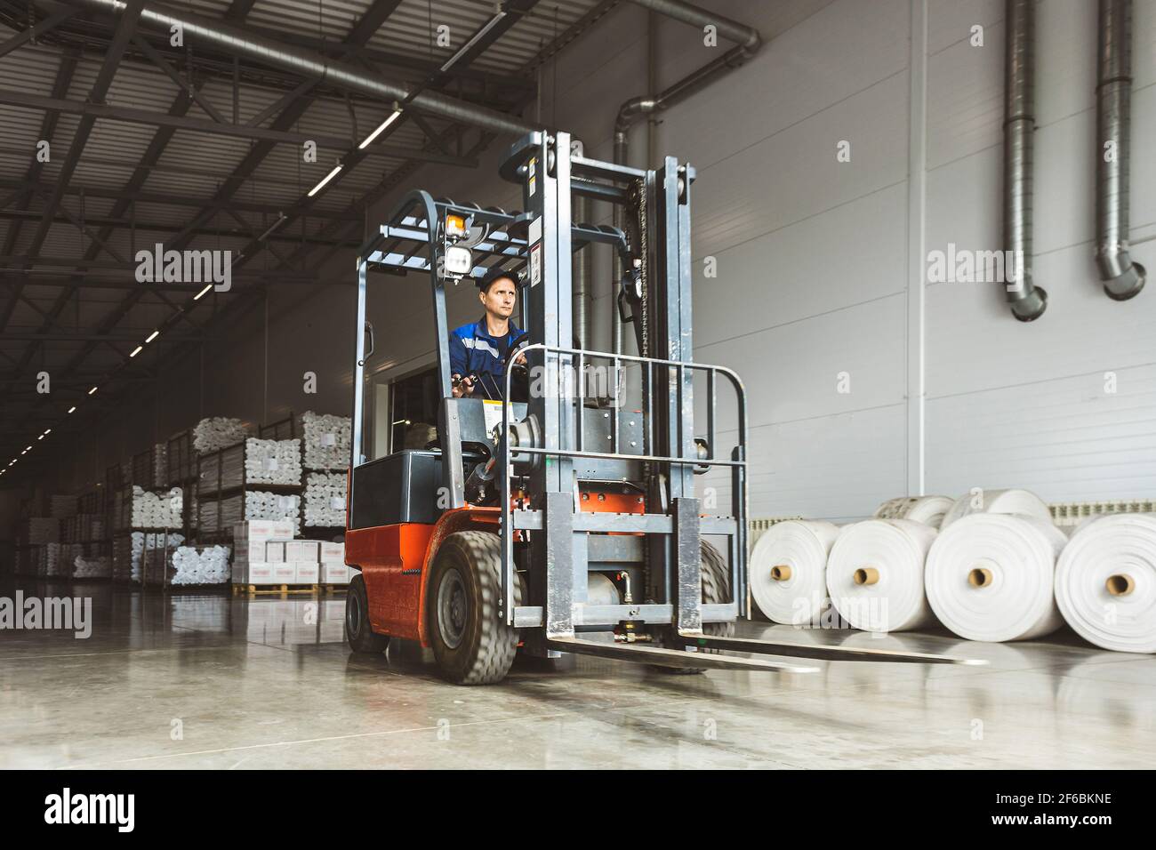Der Gabelstaplerlader für das Lager arbeitet im Freien mit ...