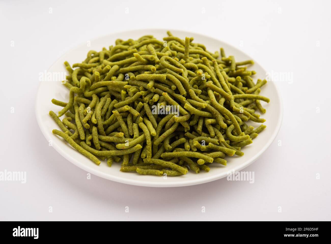 Spinat oder Palak sev sind knusprig gebratene herzhafte Nudeln ...