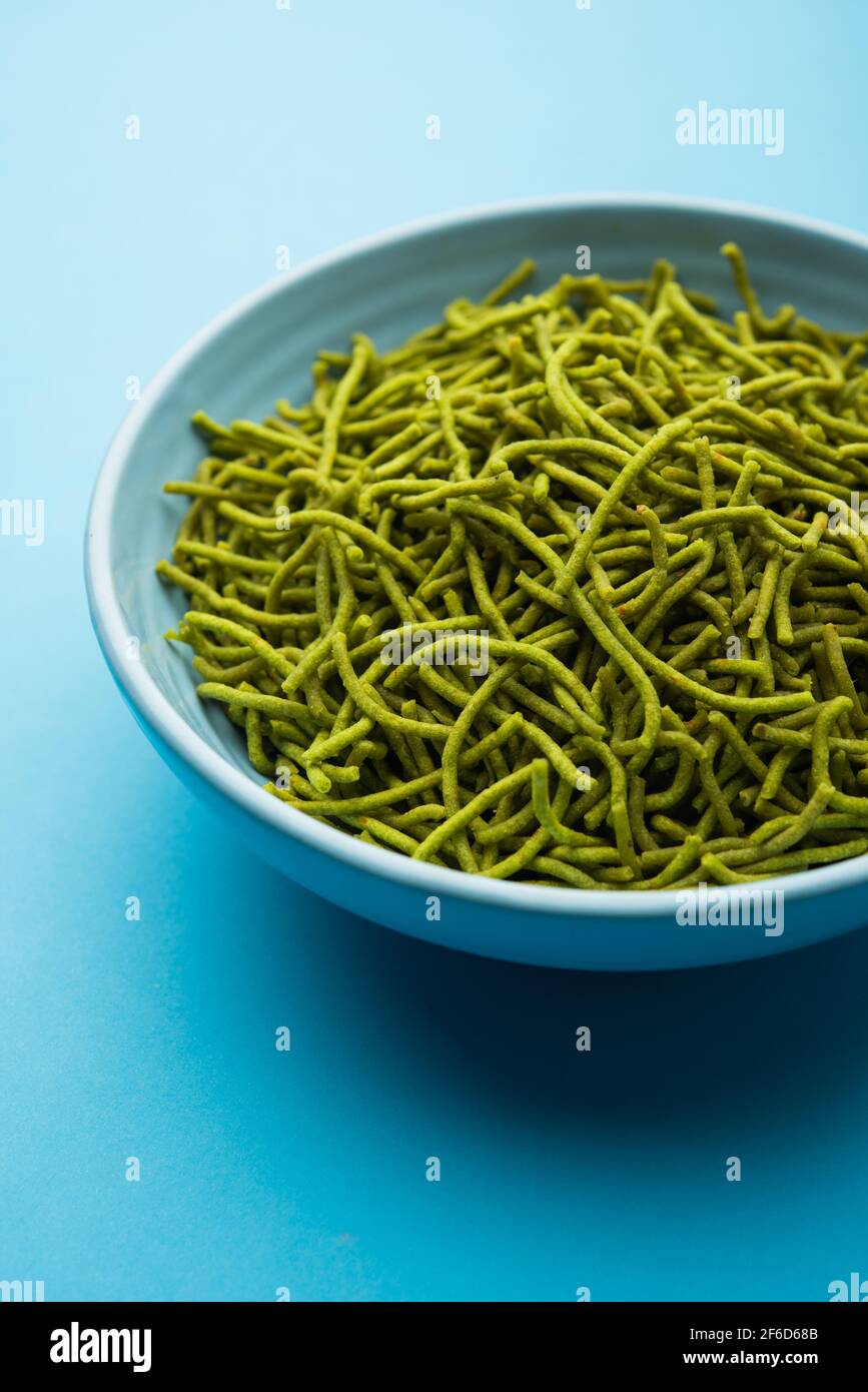 Spinat oder Palak sev sind knusprig gebratene herzhafte Nudeln ...