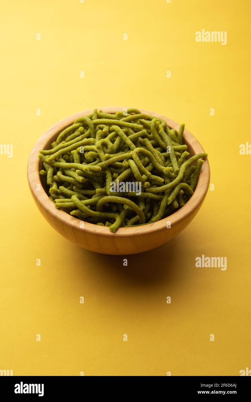 Spinat oder Palak sev sind knusprig gebratene herzhafte Nudeln ...