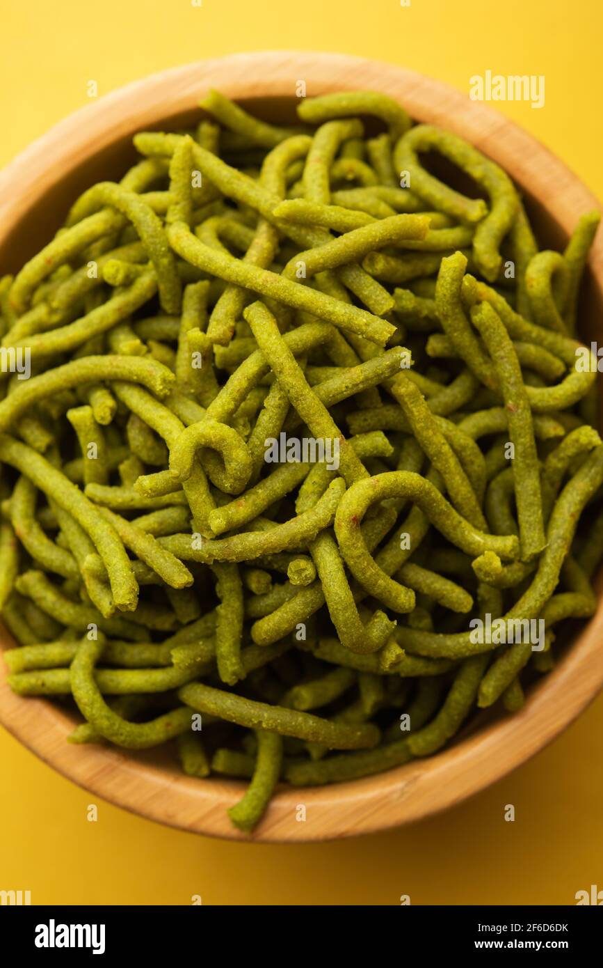 Spinat oder Palak sev sind knusprig gebratene herzhafte Nudeln ...